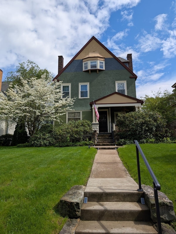 Williams House - 6-bedroom Victorian Retreat & River Trailhead - Oil Creek State Park, Oil City