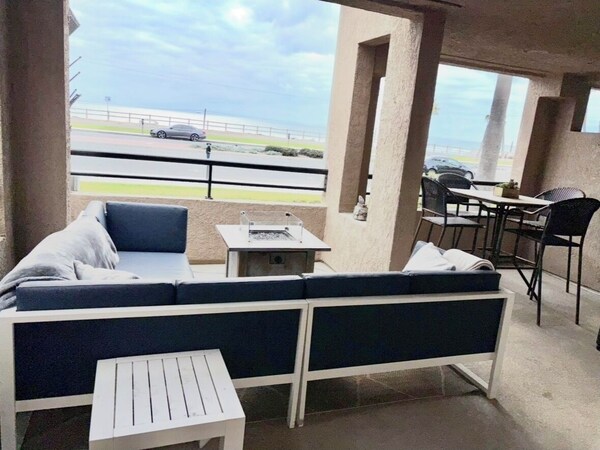 Luxurious, Modern, Beachfront, Condo W/hot Tub, Pool, Bbq, Large Private Balcony - Huntington Beach, CA