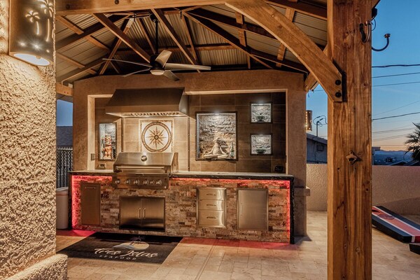 Rock And Roll Resort Style Home, Harley Bar Casino, Amazing Pool & Jacuzzi - Lake Havasu City