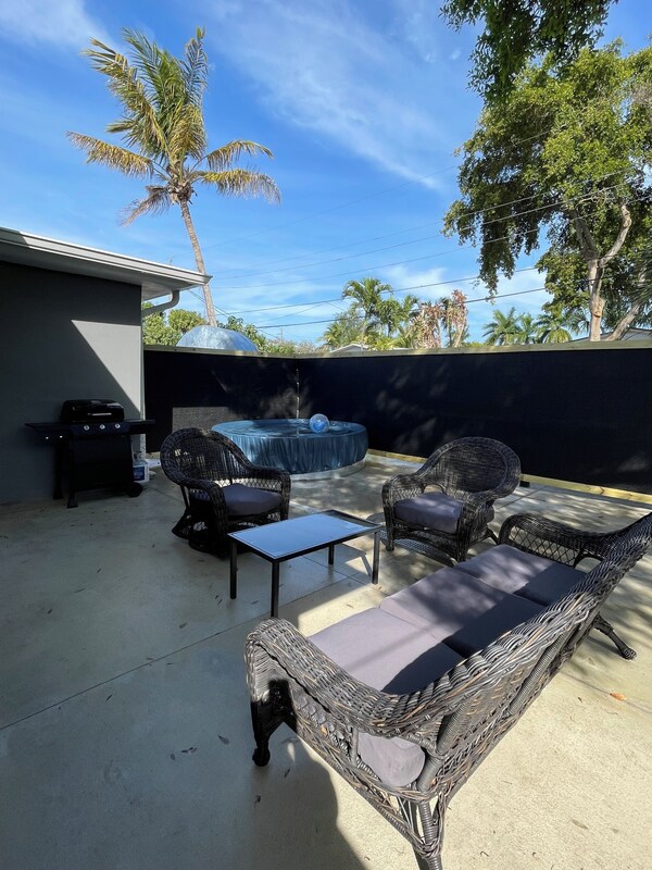 Cozy 3br Lounge W/ Pool & Private Pickleball, Sleeps 8, 8 Min To Fll & Downtown - Fort Lauderdale, FL
