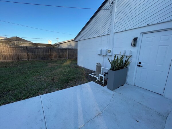 3/2 Home With Pool / Fitness Gym / Coffee - Lake Garfield, FL