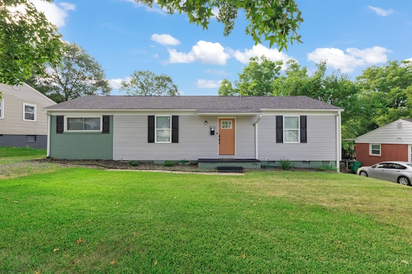 Spacious 4-bedroom Modern Bungalow In Charlotte! - Charlotte, NC
