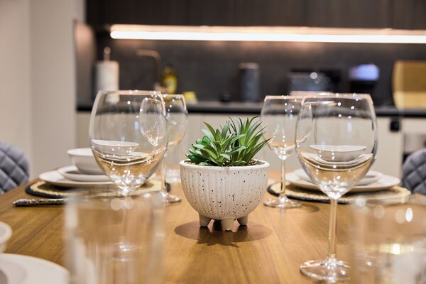 Central Birmingham Getaway: Luxury 2-bedroom, Netflix, Games & Parking - Midlands Arts Centre