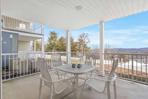 Lake Access-spacious Condo-free Attraction Tickets-deck Area - Ozark, MO