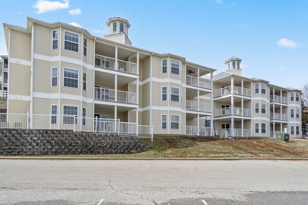 Spacious Condo W Daily Free Fun-lake Access-peaceful Views-near Attractions - Coney Island, MO