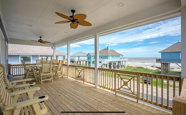 Beautiful Beach House Steps From The Beach! - Crystal Beach