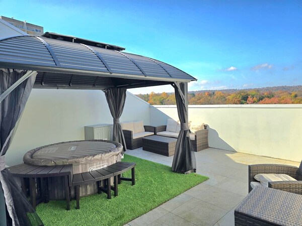 *New* 2bdr/2ba - Chic Modern Retreat W/ Hot Tub - Montclair, NJ