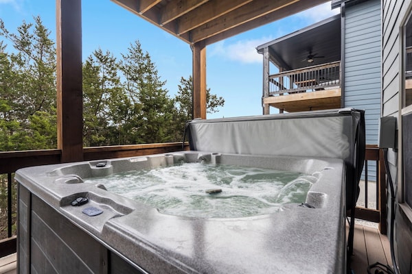 Free Group Tickets At This Xl Lake Home With Games, Hot Tub And Resort Amenities! - Missouri