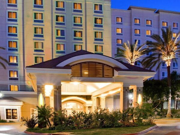 A Magical Vacation Awaits!! Close To Disneyland With Pool & Fitness Center! - Tustin, CA