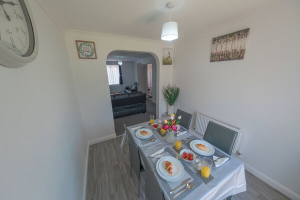 3 Bed-5 Guests-parking-garden - Corby