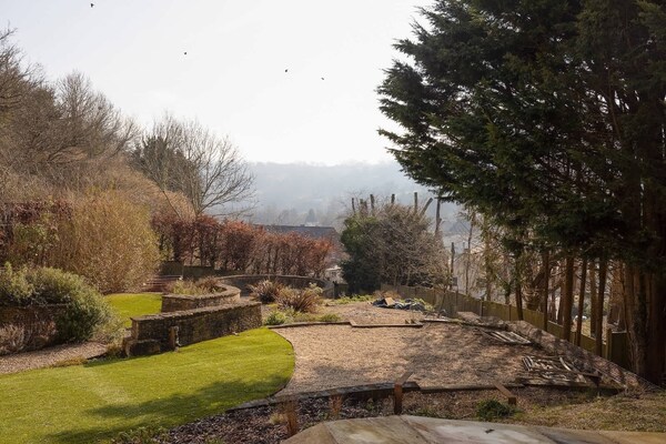 Stylish Home, Beautiful Views & Parking, Stroud - Stroud
