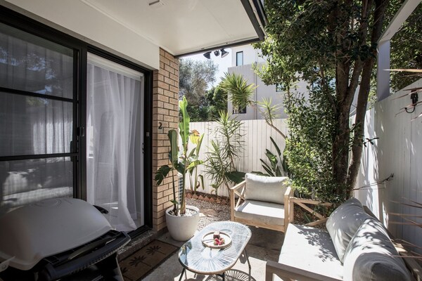 Coastal 2-bed Apartment With Courtyard - Broadbeach