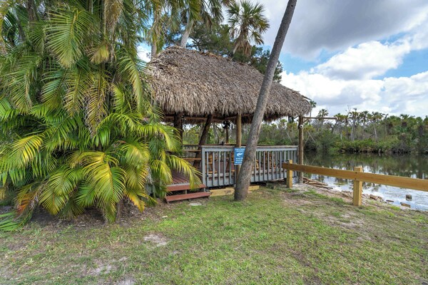 Riverside Oasis! Home W Tiki Hut & Firepit - Sarasota