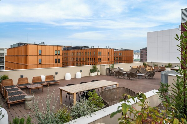 Modern Diagonal Mar Oasis: 2br Apartment With Pools & Parking - Alella