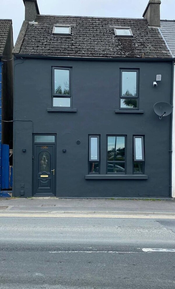 Spacious 4-bedroom House In Fabulous Galway With Wifi - Claregalway