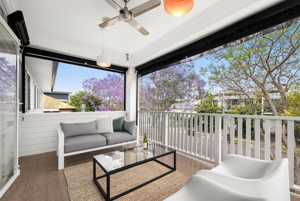 Private Cinemas, Bar & Bbq; Stylish Getaway 4 Bedroom 2.5 Baths - Brisbane