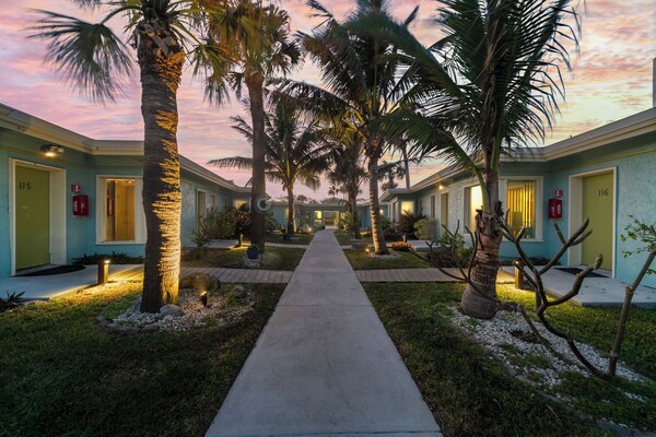 New Listing! 1br Oceanfront Unit W/heated Pool And Hot Tub In Cocoa Beach - Cocoa Beach, FL