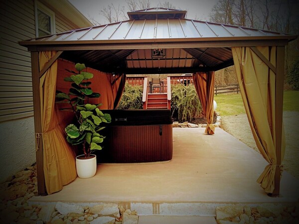 Comfortable Split Level With Hot Tub, High Speed Internet - Morgantown, PA