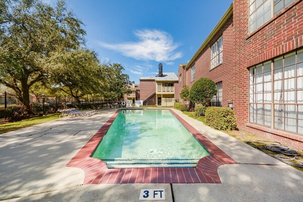 Gated 2br Townhouse, Pool & Patio / Near Museums - Houston, TX