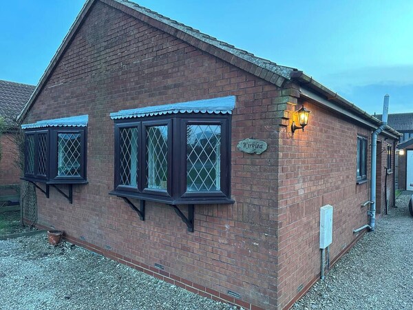 Spotless 3 Bedroom Cottage Newly Refurbished Comfortable Country Location With Free Parking - Withernsea