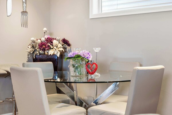 New! Lg Family Home: Near Airport, Free Banff Pass, Wine, Netflix, Gym & More! - Calgary