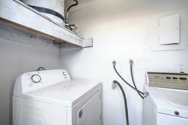 Modern Comfort Near Vegas Attractions Sleeps 6! - Las Vegas, NV