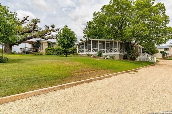 The River Oaks Lodge Guest Houses - River House 2/1, Ivy 2/1 - Hunt, TX