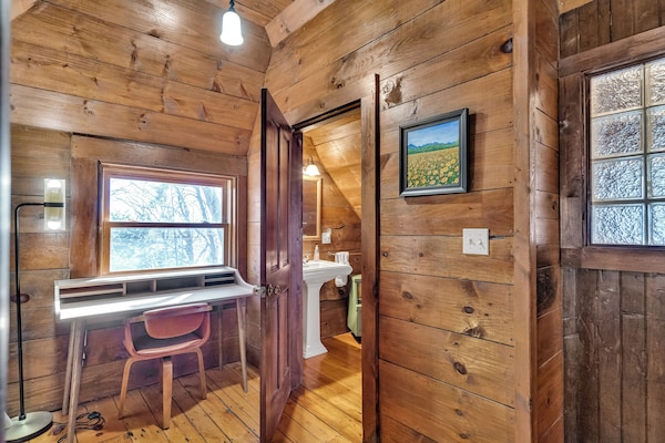 Brookline Carriage House - Longwood - Fresh Eggs & Historic Charm! - Boston, MA
