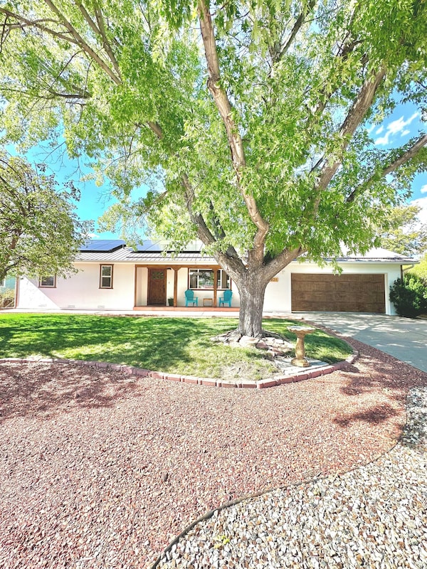 Charming 3br In-town Cortez Home W/ Sauna & Mesa Views  Family & Pet-friendly - Cortez, CO
