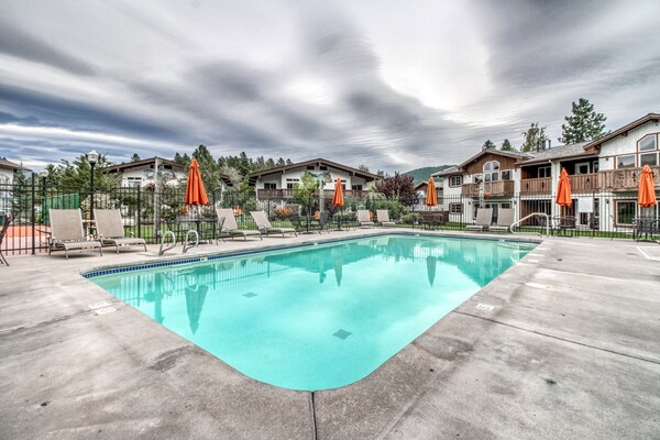 Stylish Mountain Retreat Steps From Downtown Leavenworth! - Leavenworth, WA