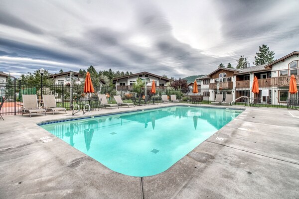 Cozy Alpine Escape With Modern Comforts, Scenic Views And Great Shared Amenities - Leavenworth, WA