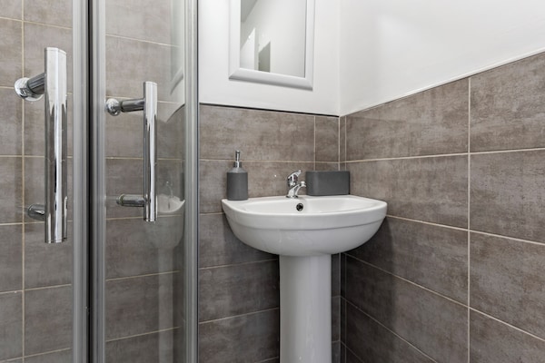Cozy 1-bedroom With Free Parking Perfect For Couples Families & Solo Travelers - Midlands Arts Centre