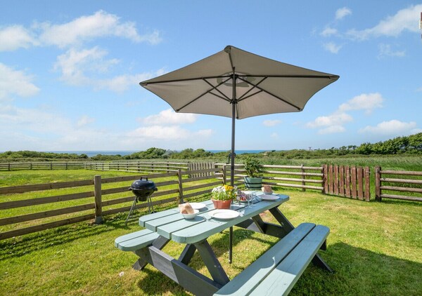 Squirrels Hollow - Three Bedroom House, Sleeps 6 - Bude