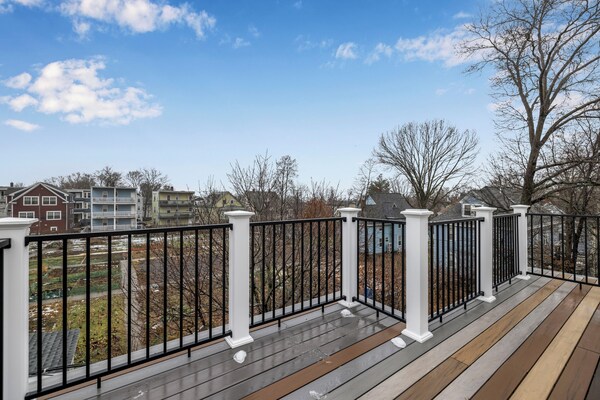 Spacious 4-bedroom Apartment In Boston - Nahant, MA