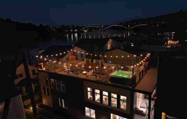 Stunning Floating Home On The Willamette River! - Beaverton, OR