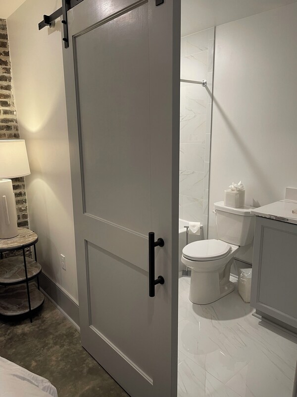Sleek & Sophisticated: Modern Luxe In The Heart Of New Orleans - 뉴올리언스