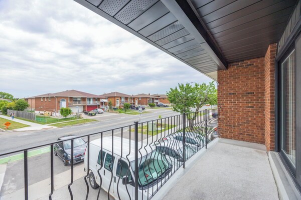 Luxury 3 Bdrm Home In Toronto Ontario - Vaughan