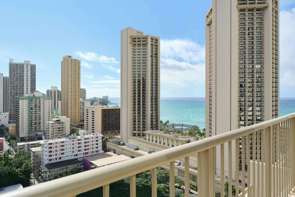 Explore Waikiki: Quiet Stay Near Iconic Beaches & Attractions! Kitchenette, Pool - Honolulu, HI