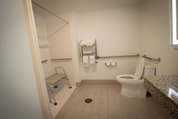 2 Queen Accessible Ns Pet-friendly - Henderson, KY