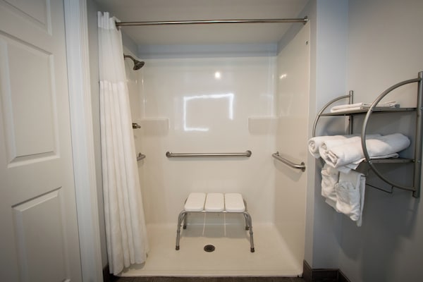 King Accessible Non-smoking Pet Friendly - Henderson, KY