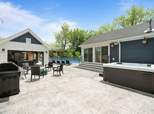 Blue Sky Oasis  | Saltwater Pool  | Cabana Lounge | Hot Tub - Lake Geneva, WI
