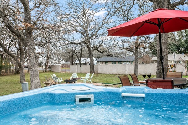 Hacienda Oaks | 3/2.5, Hot Tub, Full Kitchen, Grill & Fire-pit - Fredericksburg, TX