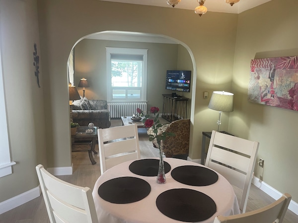 Ultra Close To Clifton Hill & Falls Walk To The Falls & Complimentary Breakfast - Niagara Falls, NY