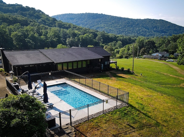 The Grange At The Huntly Estate | Luxurious Mountain Getaway - Asheville, NC
