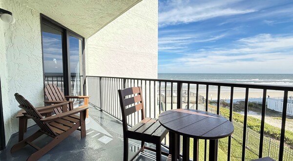 Charming Beachfront Getaway Right On The Sand With Beachfront Pool - Edgewater, FL