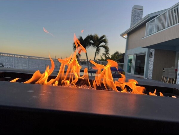 Escape To Paradise At This Waterfront Luxury Home! - Fort Myers