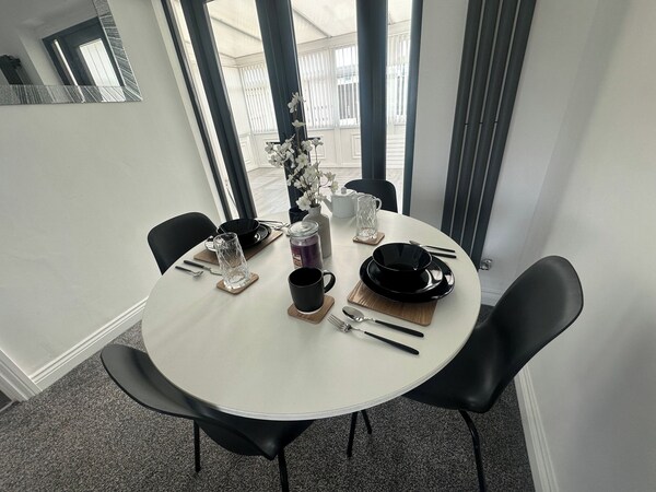 Housesleeps6-freeparking-wifi-contractors-garden - Hartlepool