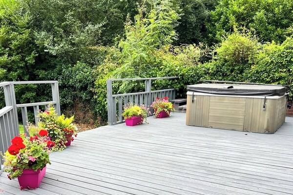 Hottub-garden-parking-sleeps10-10mintotown - Staffordshire