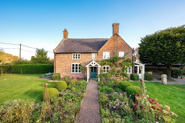 Wheelwrights Cottage, Pet Friendly, With Open Fire In Tarporley - Tarporley