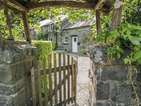 Glandwr Cottage, Pet Friendly, Character Holiday Cottage In Llanbedr - Harlech